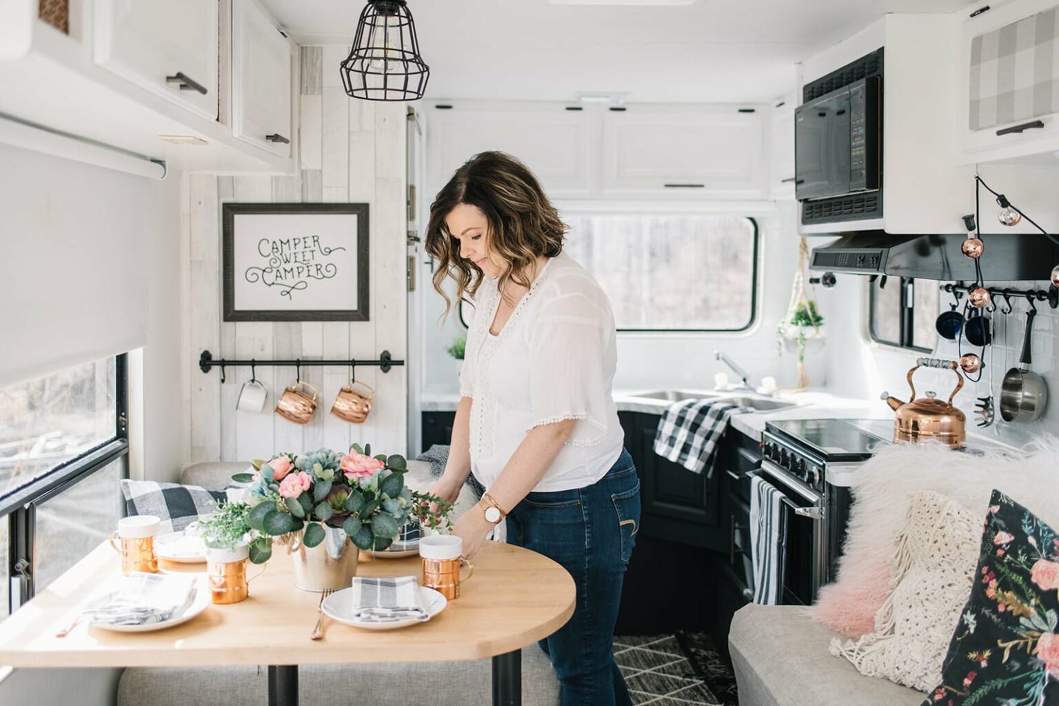 25 Beautiful RV Decorating Ideas (for Interior, Bedroom, Kitchen, Etc ...